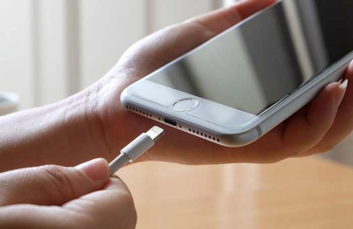 8 places you should never charge your phone | Reader's Digest Australia