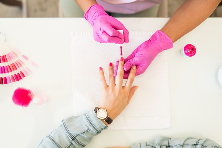 These are the 10 things a nail tech first notices about you | Reader's ...