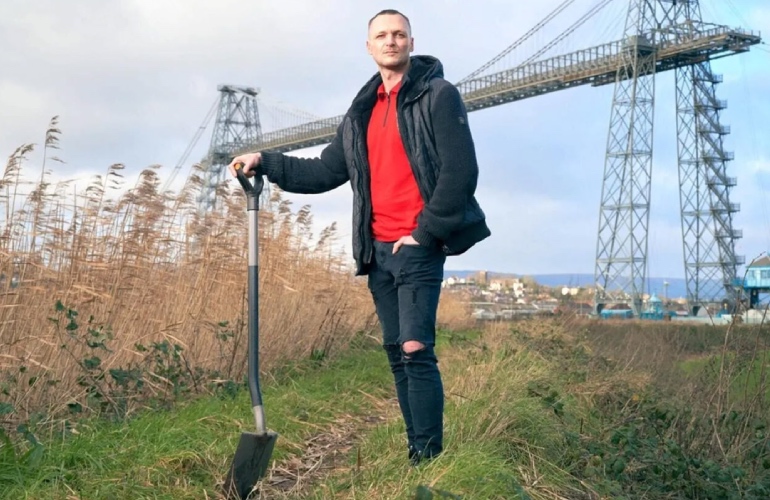 Man whose partner lost $1.6 BILLION at a rubbish tip now wants to buy ...